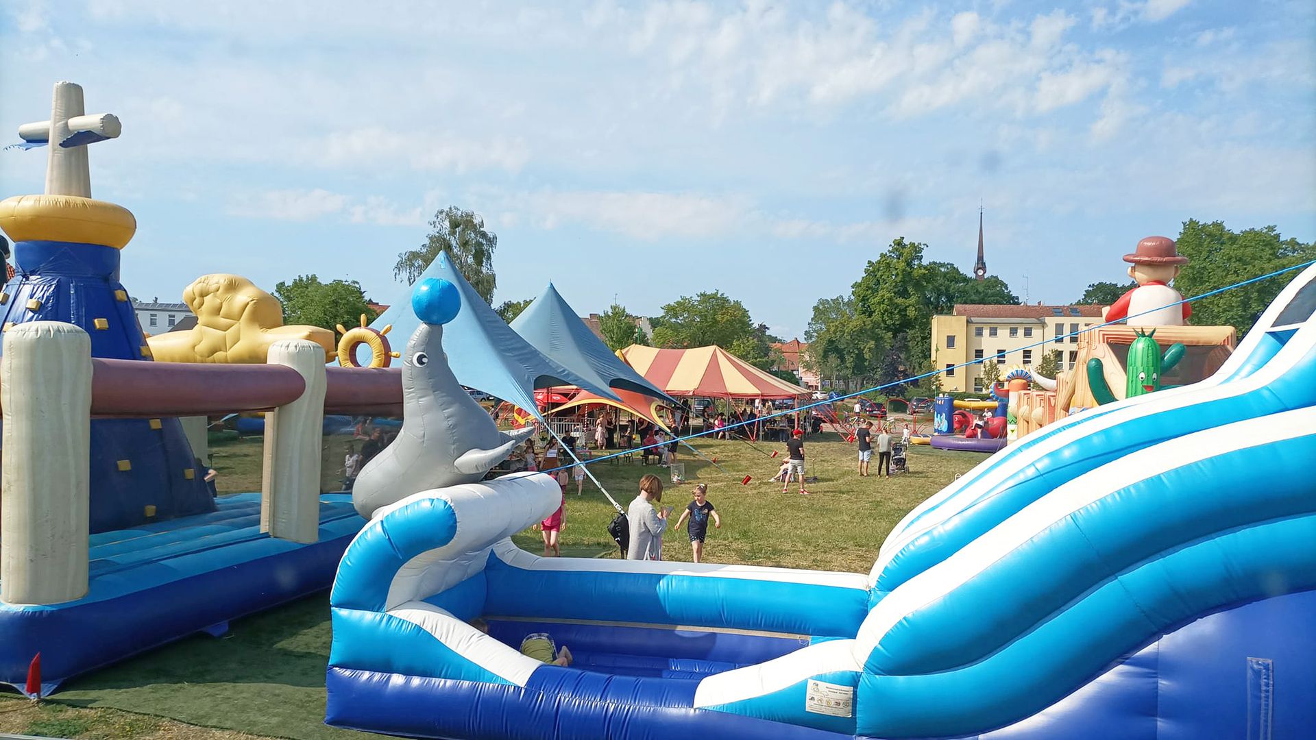 Weisheits Hüpfburgenland | Hüpfburgen-Tour in Deutschland